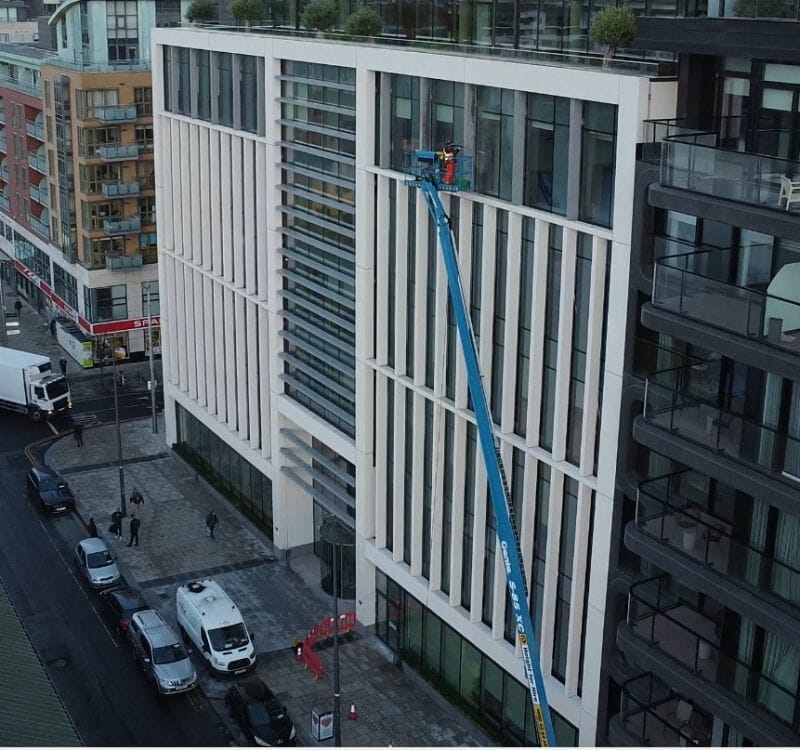 Removal of limescale deposits on windows
